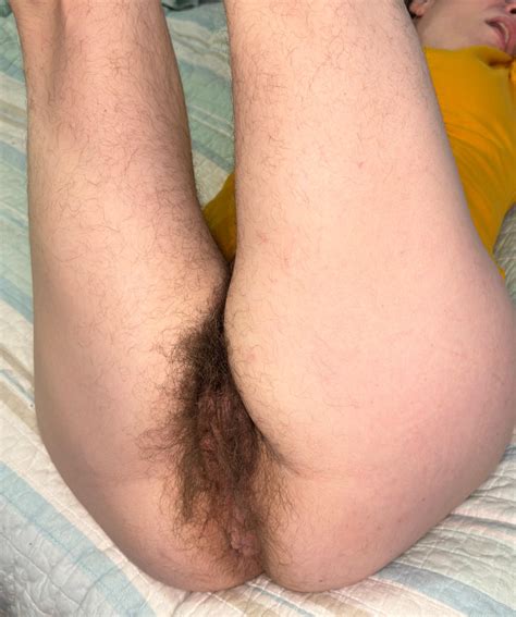 털 많은 엉덩이를 먹는 남자를 찾기가 어렵습니다