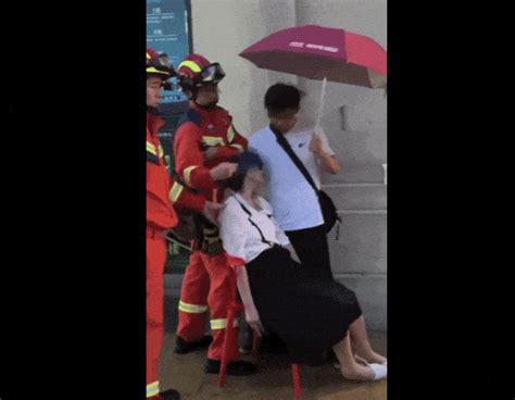 女子被困电梯中暑晕倒，消防暖心守护乘客出现故障运行