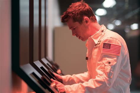 인류를 위협하는 이상 현상을 해결하기 위해 우주로 향하다