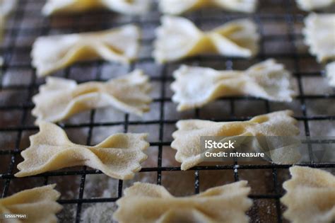 밀가루에 뿌려진 수제 파팔레 파스타 반죽의 클로즈업 이미지로 금속 와이어 냉각 랙 이탈리아 요리에 건조 0명에 대한 스톡 사진
