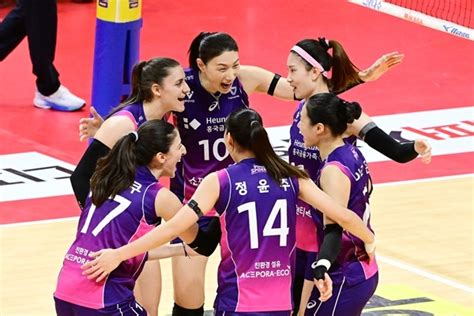 흥국생명 미쳤다 6160일 만에 파죽의 11연승 올 시즌에는 우승 꿈 이루나투트쿠 김연경 33점 합작 페퍼 창단 첫 3