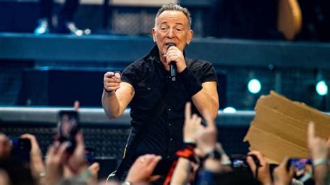 Il Video Di Bruce Springsteen Che Cade Sul Palco Durante Il Concerto Ad