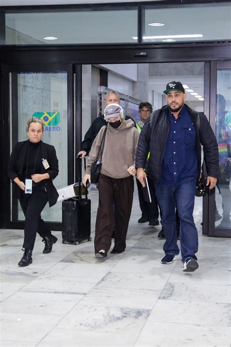 Cantora Lorde desembarca cercada de seguranças para show no Rio fotos