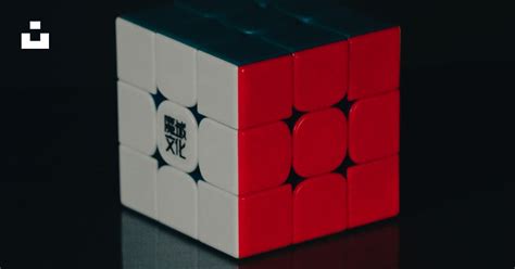 테이블 위에 앉아 있는 빨간색과 흰색 큐브 사진 Unsplash의 무료 빨강 이미지