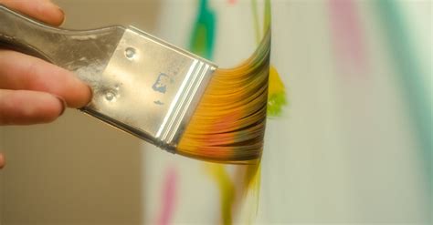 관념적인 그림 다채로운 독창성 미술 미술용품 붓 생생한 색상 손 그림 손과 솔 수공예품 수직 쐈어 스튜디오 아트 시각 예술 시각적 창의성 실내