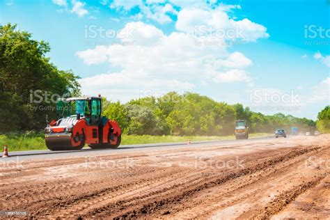 도로에 새로운 아스팔트를 롤 롤러와 산업 풍경 수리 복잡 한 운송 이동 가리기에 대한 스톡 사진 및 기타 이미지 가리기 거리 건설 산업 Istock