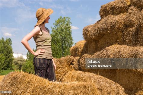 예쁜 여 자가와 서 모자와 짚으로 Bales 근처 그녀의 허리에 손 가냘픈에 대한 스톡 사진 및 기타 이미지 가냘픈 갈색