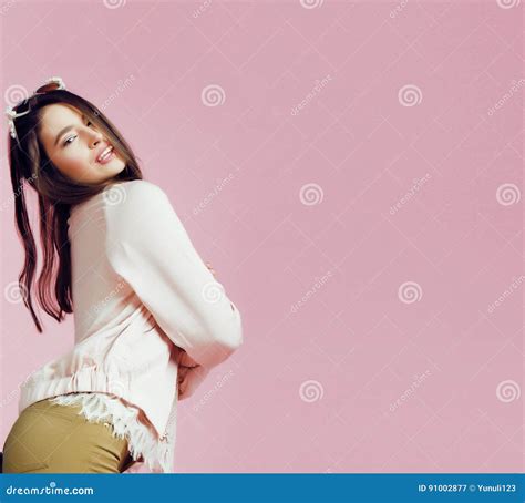 年轻人相当少年妇女情感摆在桃红色背景，时尚生活方式人概念 库存图片 图片 包括有 表面 头发 91002877