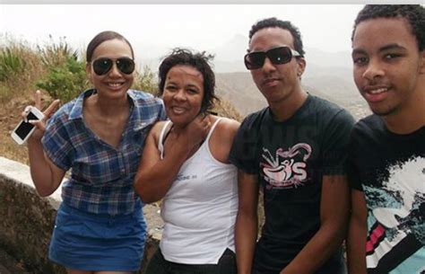 ‘Киви хамтлагийн дуучин Намууны ээж…