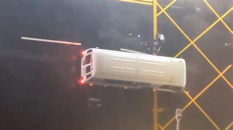 客運司機「利用車身」幫女騎士擋風 網友讚：好人一生平安｜四季線上4gtv