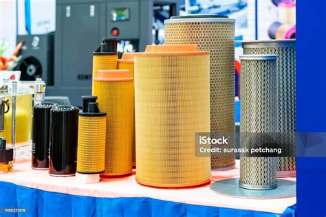 공기 또는 가스 유체를 세척하거나 테이블의 산업 작업 엔진에서 먼지 이물질 오염 물질을 제거하기위한 다양한 크기와 유형 공기 필터 용지 및 금속 필터 및 오일 필터 여과에