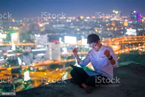 노트북 및 디지털 태블릿 도시 배경 사용 하 여 하는 젊은 사업가 경제에 대한 스톡 사진 및 기타 이미지 경제 고층 건물 그래프 Istock