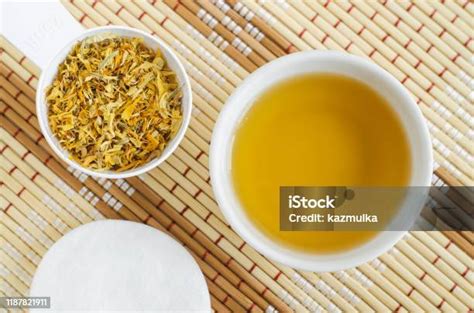 천연 스킨 케어 및 의약 목적을 위해 수제 금송화 팅크 가있는 작은 흰색 그릇 마른 메리 골드 꽃 닫아 Diy 뷰티 트리트먼트 레시피 맨 위 보기 칼렌둘라 미나리아재비과에