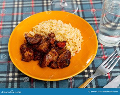 Plato De Carne De Res Con Arroz Foto De Archivo Imagen De Cocinado Placa