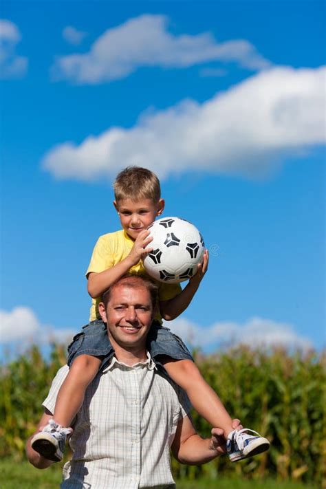 Padre E Figlio Con Gioco Del Calcio Fotografia Stock Immagine Di