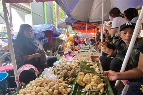 Murah Meriah Nikmati Enaknya Pempek Di Pasar 16 Ilir Palembang