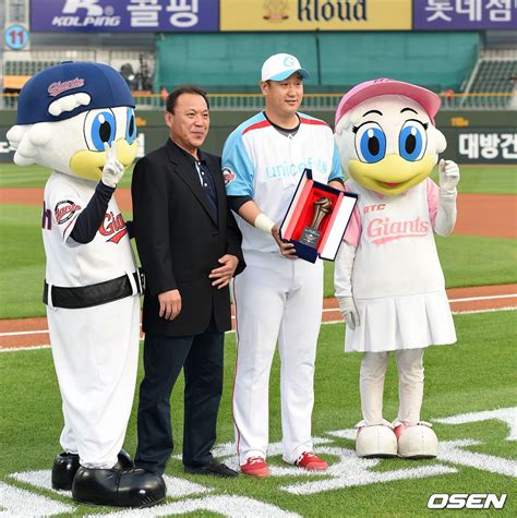 사진 이대호1500경기 출장 기념시상식 Osen