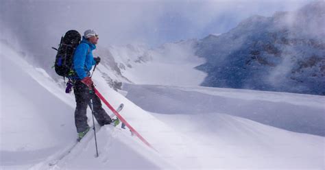 높은 알프스 봉우리로 올라가는 남자 오지 스키어는 스위스 알프스의 아름다운 겨울날 가벼운 눈이 내리는 동안 놀고 어리석게 굴고 있습니다 사진 Unsplash의 성공 이미지