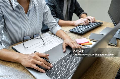 開發程式設計和網站的程式師團隊在軟體開發公司辦公室 編寫代碼和鍵入資料代碼 使用 Html 程式設計 Php 和 Javascript