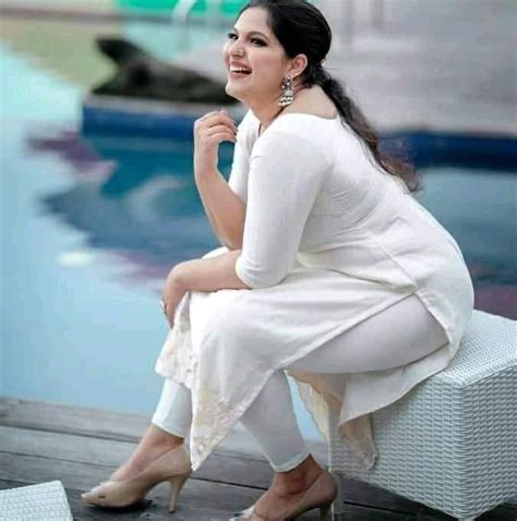 خوبصورت لڑکیوں کی کہانی سفر Part 2 یہ آواز امی کی تھی ۔۔ میری ٹانگوں میں جان نہیں رہی تھی کہ