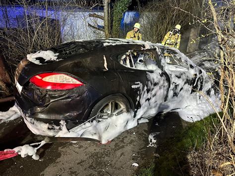 PKW Brand am Gebäude Feuerwehr Ansbach