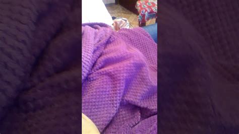 Парень дрочит при мамке Youtube