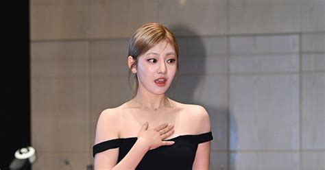 에스파 닝닝 입장하며 깜놀 [포토엔hd]