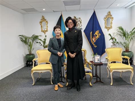 驻巴哈马大使戴庆利辞行拜会巴总督普拉特