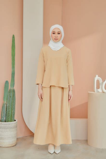 Anasri Anasri Signature Crop Top Pleated Skirt [classy In Your Own Way]