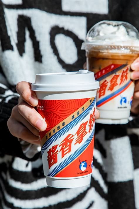 瑞幸酱香拿铁红杯来了年终欢聚碰杯酱香拿铁真含有飞天茅台 凤凰网区域 凤凰网