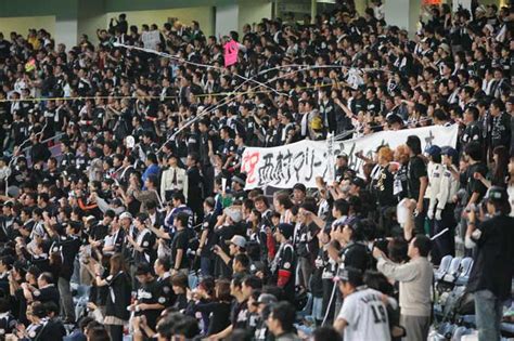 （朝日新聞社）：【中日―ロッテ】日本一となり喜ぶロッテのファンら＝7日夜、名古屋市東区のナゴヤドーム、加藤丈朗撮影（2010