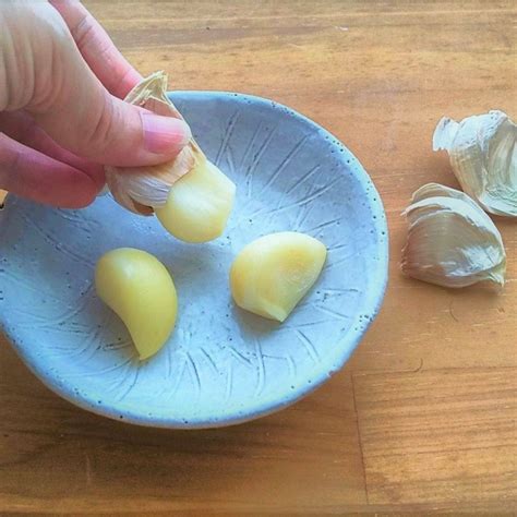 【レンジでチンするだけ】にんにくの皮をツルンと簡単に剥く方法 4yuuu