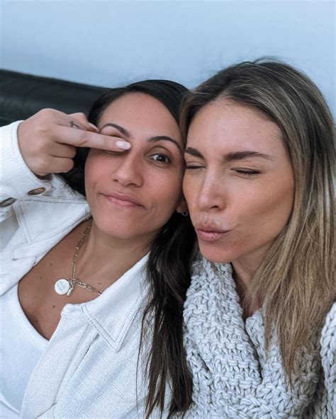 Σάλος με την Αθηνά Οικονομάκου Πολύ δεύτεpο Ό τι πιο αντιαισθnτικό Η άσεμνn χειρονομία ο