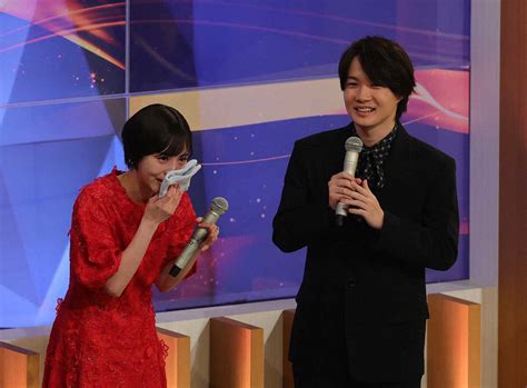 ＜第74回紅白歌合戦＞あいみょんの歌に涙ぐむ浜辺美波（左）、右は神木隆之介（撮影・藤山 由理） ― スポニチ Sponichi Annex 芸能
