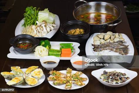 코코넛 Escargot 바베 큐 면도기 조개 치즈 구운된 굴 아시아 바다 식품 꼰된 생선 소스와 함께 먹는 삶은 야채 생 새우