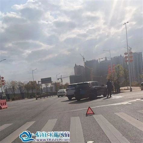 信宜这路段发生一起两车碰撞事故，请注意安全行驶！！平安风情大道