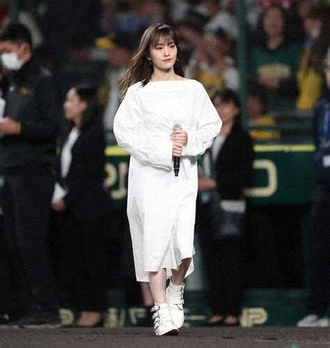 ＜神・オ＞国歌独唱を務めた山本彩（撮影・須田 麻祐子） ― スポニチ Sponichi Annex 野球