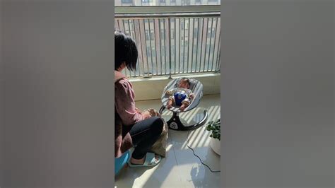 婆婆从老家拿来的花生终于有时间剥了，真是解放双手的神器， 悠闲的下午时光，奶奶剥着花生，宝宝晒着太阳，不仅补钙，还补爱，简直不要太惬意 我的