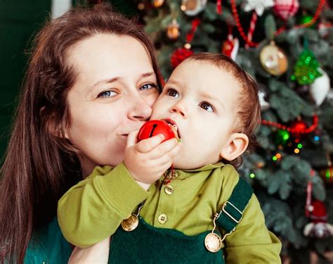 La Mère Embrasse Son Fils Photo Gratuite