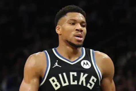 Nba本赛季雄鹿队字母哥无法夺冠就太可惜了！持球突破约基奇中距离