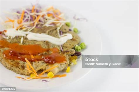 땅콩 정원 완 두 옥수수 당근 양배추 흰색 Bakground 격리에 흰색 접시에 마요네즈 칠리와 토마토 소스와 함께 맛 있는