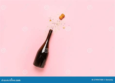 彩色背景中的香槟酒和亮晶晶的 新年庆祝活动 库存照片 图片 包括有 愉快 欢呼 粉红色 庆祝 279947580