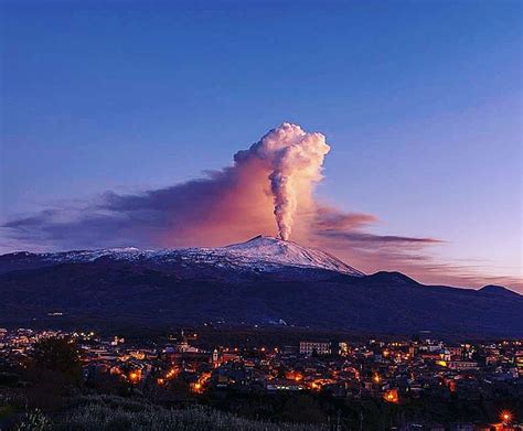 Etna In Eruzione Chiuso Un Settore Dello Spazio Aereo Di Catania