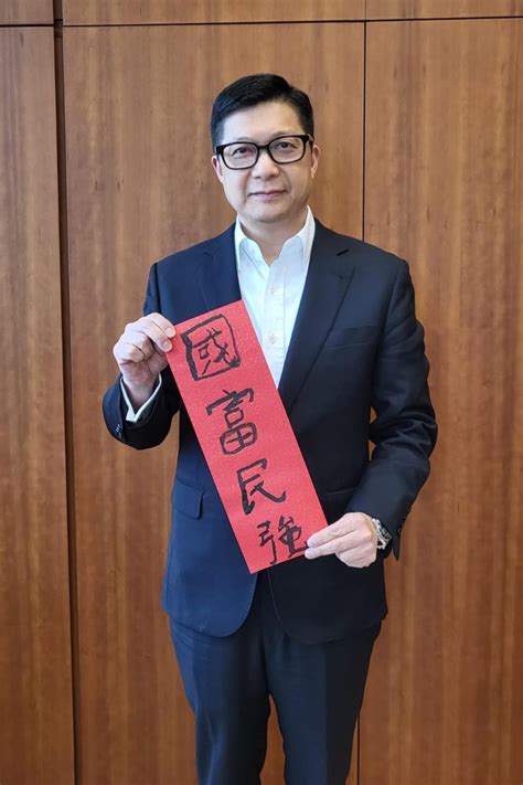 这个新春不太冷 邓炳强获非华裔小朋友送赠挥春暖在心头│kelly Online 星岛日报