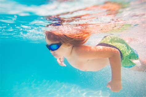 Menino Nadar Debaixo Dágua Na Piscina De Verão Conceito De Férias De