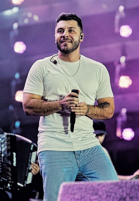 Murilo Huff faz show acompanhado da namorada no Réveillon de Fortaleza após curtir praia em