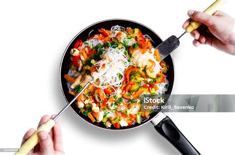 Fungoza 샐러드 셀로판 쌀과 맛있는 맛있는 야채 레드 피망 당근 오이 딜 채소 토마토 양파 잘게 썬 프라이드 치킨 고기로