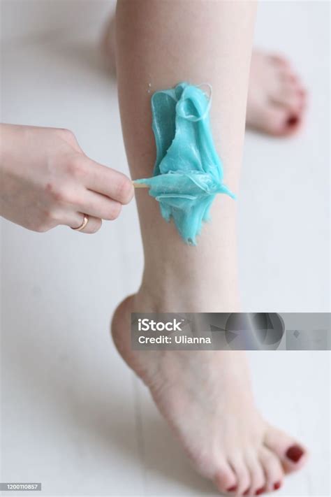 여자 화장품 과 푸른 설탕 페이스트 용 설탕 제모 닫기 사진 와 벌거 벗은 다리 각질제거에 대한 스톡 사진 및 기타 이미지 각질제거 고객 다리 신체 부분 Istock