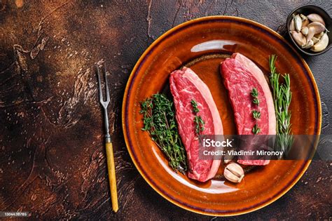 생 캡 럼프 또는 브라질 피칸하 쇠고기 고기 스테이크 어두운 배경 맨 위 보기입니다 복사 공간 0명에 대한 스톡 사진 및 기타
