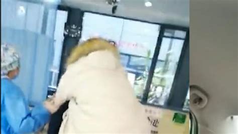 女乘客突发疾病的哥紧急送医，背到急救室后陪着等家属凤凰网视频凤凰网